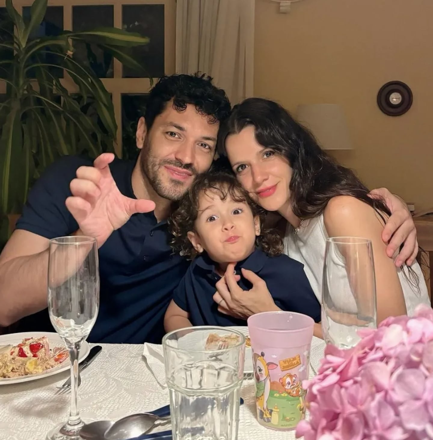 Violeta Urtizberea y Juan Ingaramo salieron con su hija Lila y ...