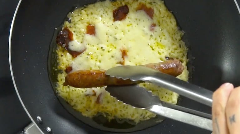 Salchicha parrillera envuelta en provoleta: crocante y llena de sabor ...