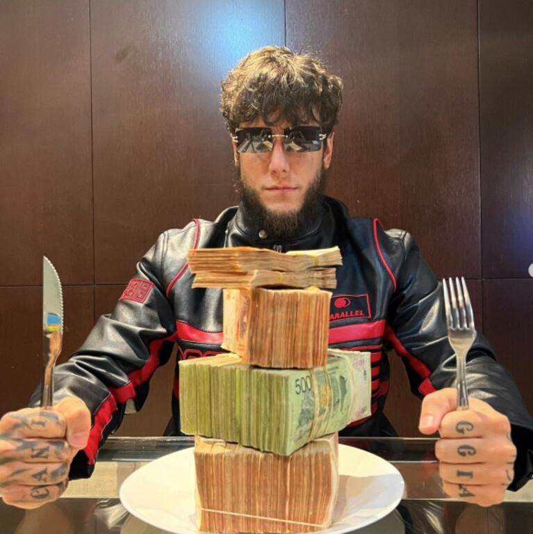 El polémico "banquete" de Alexander Caniggia: torta de fajos de ...