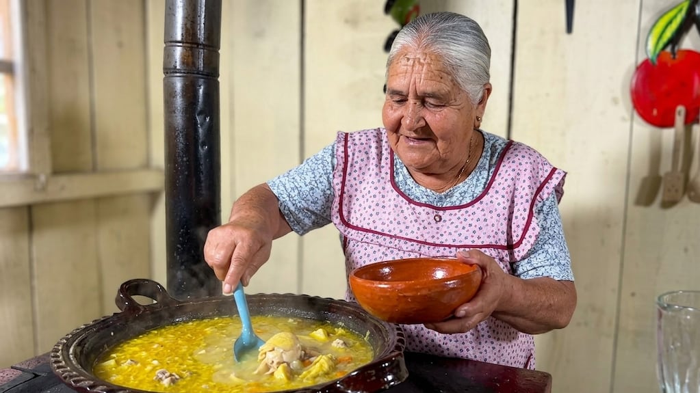 Cómo hacer “caldito pobre” de pollo con la receta de Doña Ángela ...