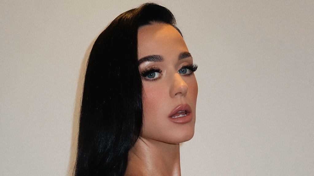 Katy Perry llegó a Buenos Aires, levantó un cuadro de Eva Perón y ...